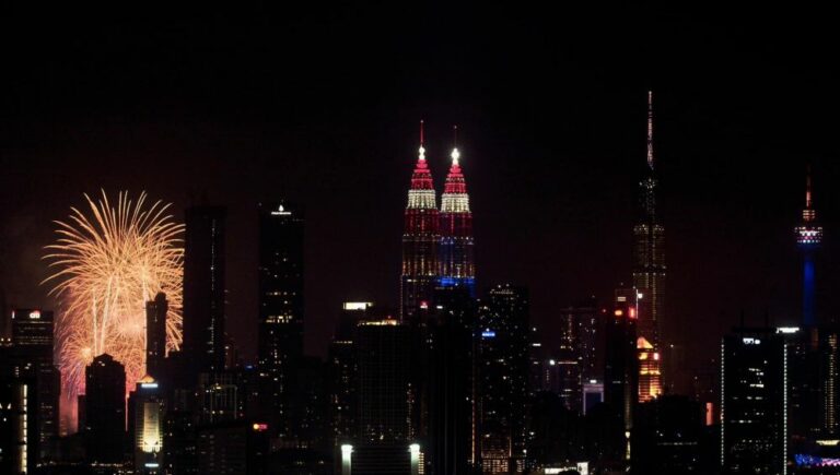 Shouts of ‘Merdeka’, fireworks light up National Day eve – WBB News新聞提要